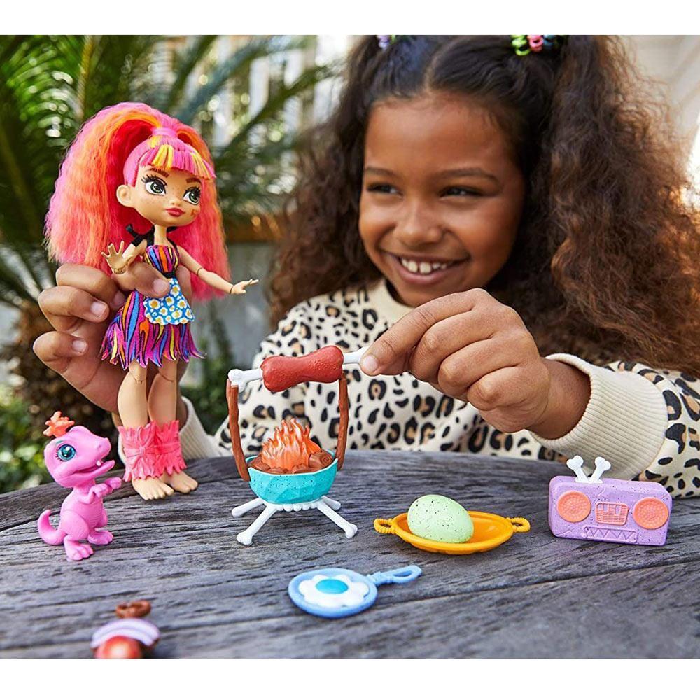 Boneca Cave Club Emberly Wild About Barbecues Mattel GNL94 - Ri Happy