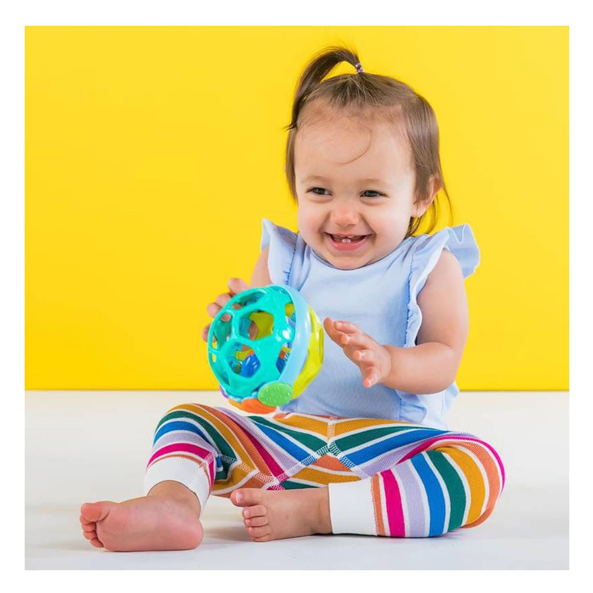 Bola Sensorial Clingo Flexiball com Chocalho e Texturas Coloridas para Bebês a partir de 0M - Ri ...